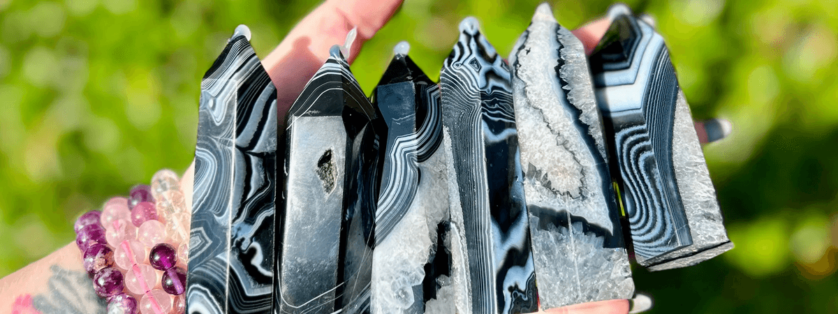 Black Agate: Healing Properties, Uses, and Spiritual Compatibility ...